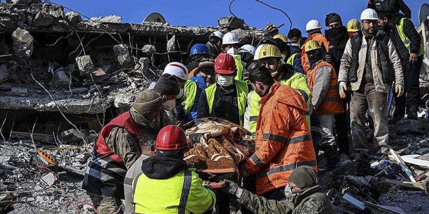 Hatay Defne'de depremin 150. saatinde 64 yaşındaki kadın enkazdan sağ ...