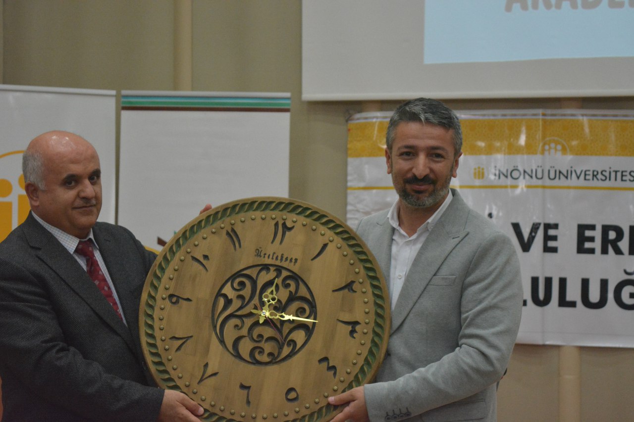 “Ashab-ı Suffa'dan Modern Akademiye Müslüman Öğrenci”