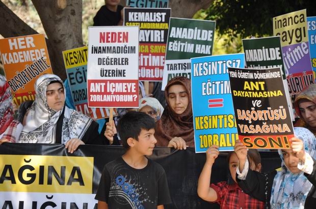 Adana’da Başörtüsü Yasağı ve ‘Andımız’ Protesto Edildi
